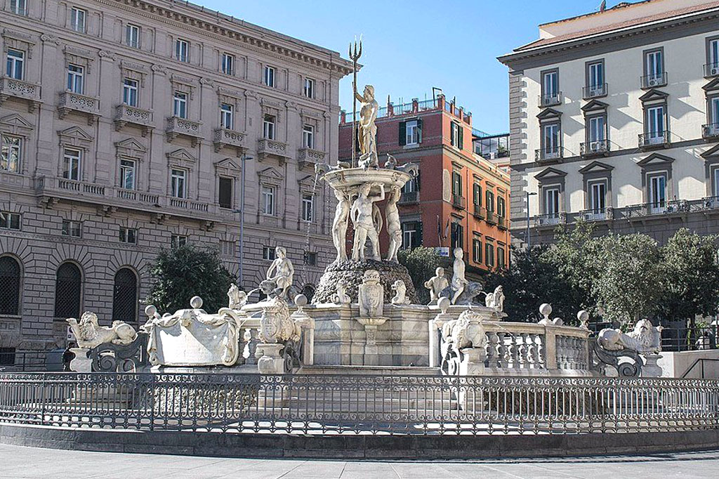 Fontana di Nettuno a Napoli: storia antica e fascino